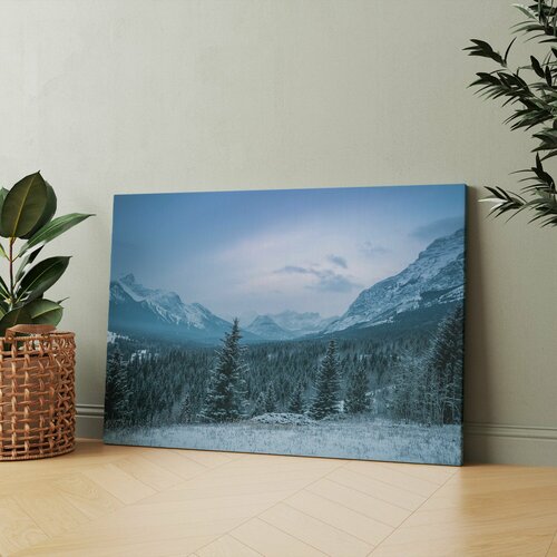 Картина на холсте "Заснеженный горный хребет с деревьями на переднем плане" 60x80 см. Интерьерная, на стену.