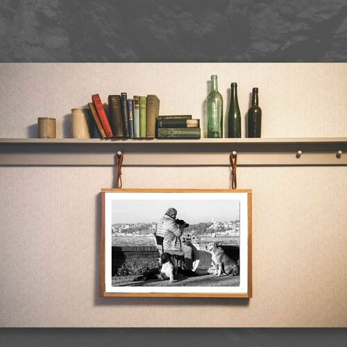 Постер "Мужчина с собаками на набережной" черно-белый Cool Eshe из коллекции "Интерьеры на любой вкус", плакат на стену А4 (29,7 х 21 см)