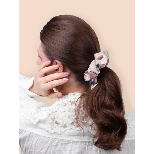 Широкая шелковая резинка для волос "Первоцвет" в пудровом цвете от Mollen