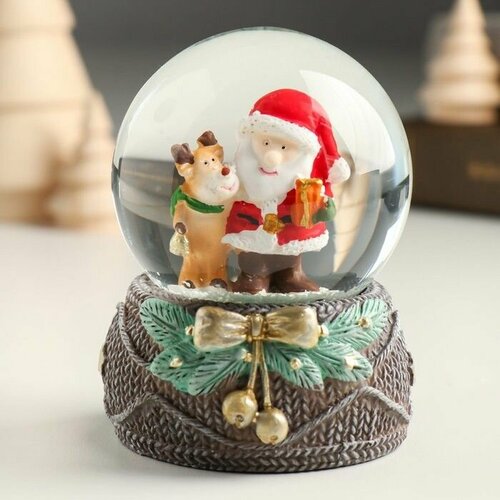 Стеклянный новогодний снежный шар "Дед Мороз с олешкой в лесу" 7х7х9 см