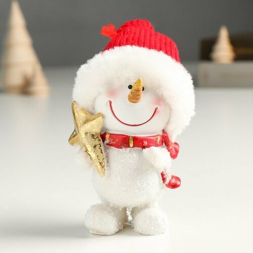 Сувенир полистоун "Снеговичок в красной шапке и шарфе, со звёздочкой" 5х6,5х11 см