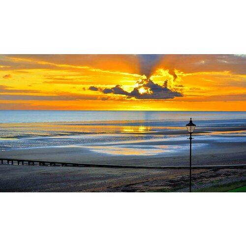 Картина на холсте 60x110 LinxOne "Рассвет море штиль фонарь пляж" интерьерная для дома / на стену / на кухню / с подрамником