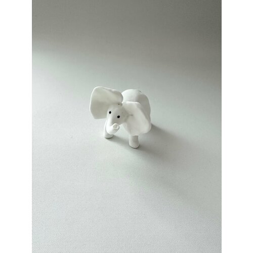 Статуэтка-подвес-ёлочная игрушка белый слон в оранжевом шерстяном шарфе из английского костяного фарфора ручной работы