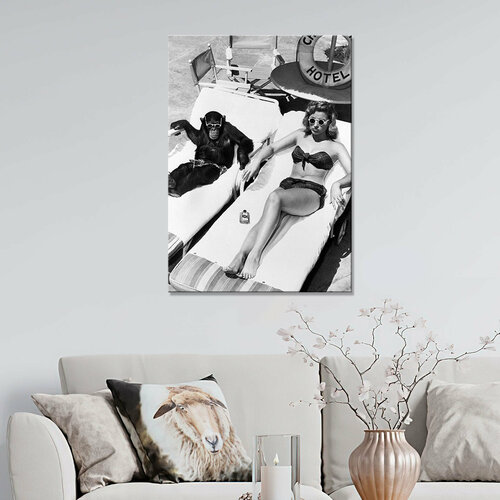 Картина на холсте на стену в спальню, гостиную, детскую, кухню, офис - Девушка в купальнике на шезлонге и обезьяна в очках, пляж, ЧБ арт 60х80