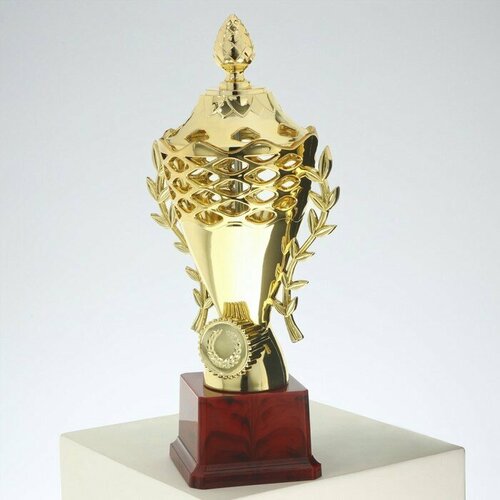 Командор Кубок 184A, наградная фигура, золото, подставка пластик, 29 × 14,5 × 9,5 см.