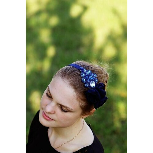 Повязка на голову синяя с ручной вышивкой бисером и текстильными цветами розы в ретро стиле