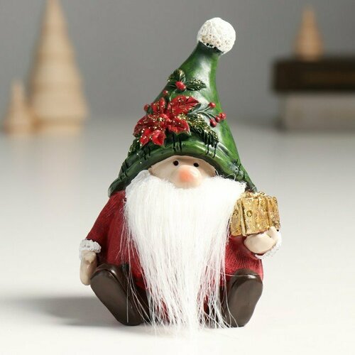 Сувенир полистоун "Дед Мороз в колпаке с пуансеттией, с подарком" 8,5х7,5х12 см (комплект из 5 шт)