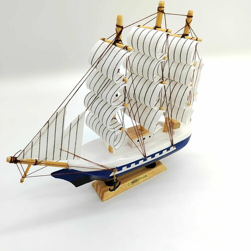 Деревянный корабль-сувенир