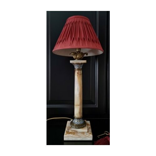Настольная лампа в стиле Наполеона III с основанием в виде колонны из оникса.
