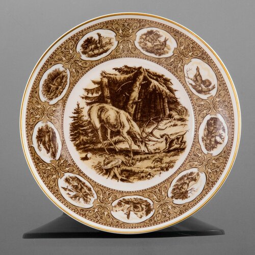 Настенная тарелка "Олень", украшенная по борту изображением лесных жителей