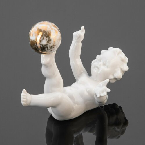 Статуэтка "Путти с мячом", фарфор, глазурь, золочение, Германия, 1930-1950 гг.