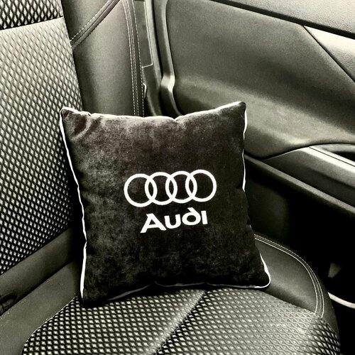 Подушка с вышивкой логотипа автомобиля Audi/Декоративная/В салон авто