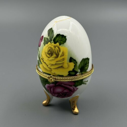 Яйцо-шкатулка декорированная изображением роз, фарфор, деколь, золочение