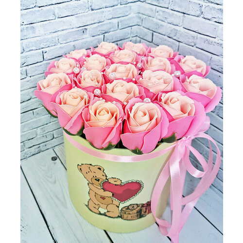 Подарок-композиция: Шляпная коробка с ароматными мыльными розами