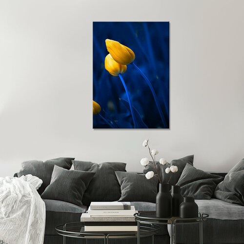 Интерьерная картина на холсте - Желтые тюльпаны на ярко синем фоне 30х40