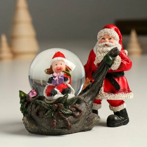 Стеклянный новогодний снежный шар "Дед Мороз с мешком подарков и помощницей" 10,5х6х8,5 см