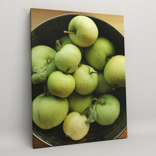 Картина на холсте (интерьерный постер) "тарелка с зелеными яблоками" для кухни, кафе и ресторанов, с деревянным подрамником, размер 45x60 см