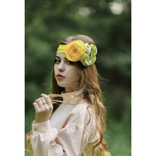 Эластичная повязка на голову с желтыми и зелеными розами