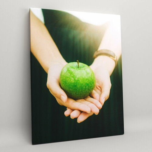 Картина на холсте (интерьерный постер) "Зеленое яблоко в руках", с деревянным подрамником, размер 45x60 см