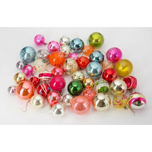 Набор из 45-ти ёлочных игрушек в виде подвесных шаров и фонариков различных форм и расцветок
