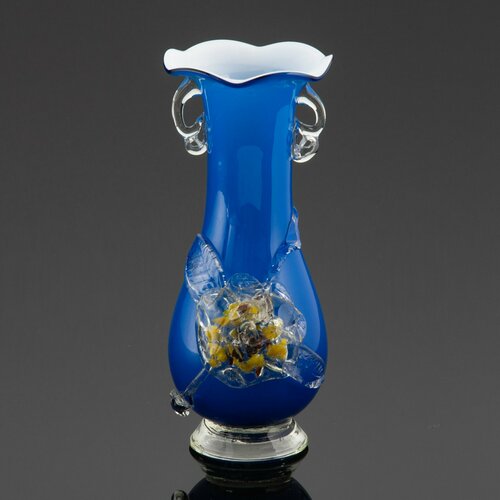 Миниатюрная ваза синего цвета , украшенная лепным декором в виде цветка, стекло