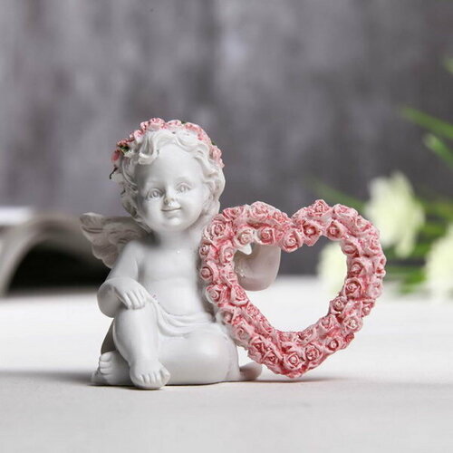 Фигурка полистоун "Ангел с рамкой-сердечком из роз" 6.2х7.6х4 см
