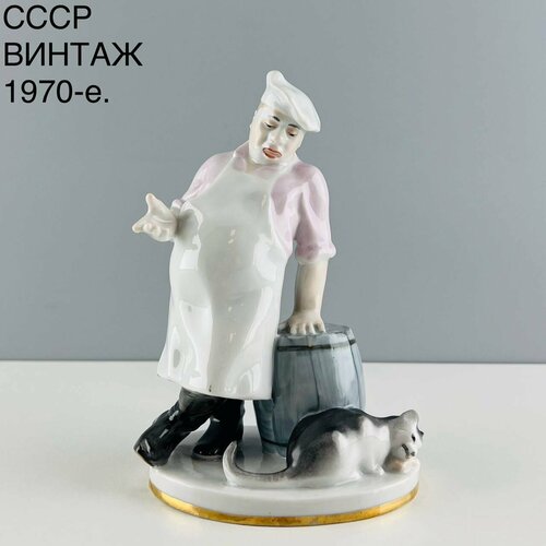Статуэтка "Кот и повар". Фарфор ЛФЗ. СССР, 1960-е.