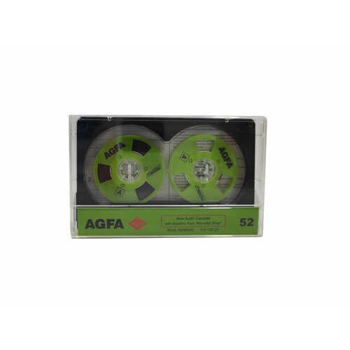 Аудиокассета "AGFA" с зелёными боббинками в чёрно-прозрачном корпусе