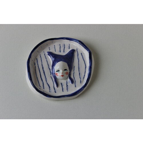 Картина "Девочка в синей шапке", "Валюшка в стране керамики", полуфарфор, ангобы, глазури, ручная лепка и роспись, 11*11 см