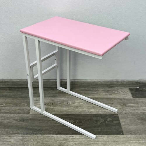 Стол прикроватный Loft со столешницей розового цвета из массива сосны и белыми металлическими ножками, 55x35x60 см