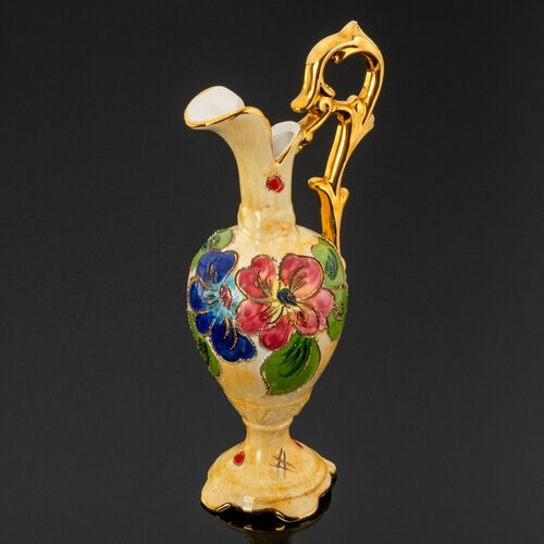Интерьерная ваза в виде кувшина с золотой ручкой, с цветочным резным декором