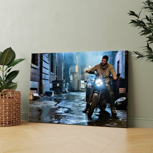 Картина на холсте (Мужчина едет на мотоцикле по узкому переулку) 30x40 см. Интерьерная, на стену.