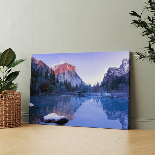 Картина на холсте "Река, окруженная заснеженными горами и деревьями" 40x60 см. Интерьерная, на стену.