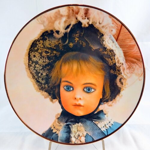 Тарелка "Старые французские куклы: Брю". Фарфор, деколь. США, Seeley's Ceramic Service inc, 1978