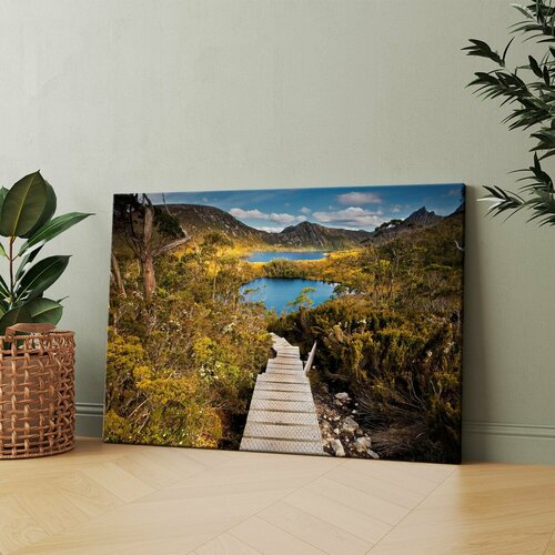 Картина на холсте (Деревянная дорожка, ведущая к озеру, окруженному деревьями) 50x70 см. Интерьерная, на стену.
