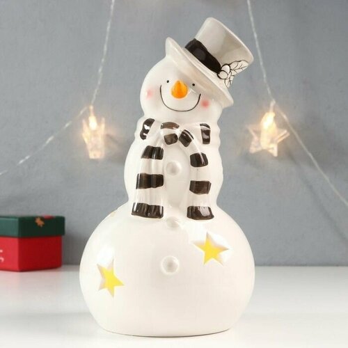 Сувенир керамика свет Снеговик в бежевом цилиндре и полосатом шарфе 22х12,5х12,5 см