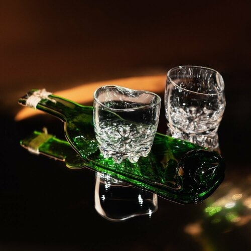 Подарочный набор - два бокала для виски (рифл.) и блюдо (менажница) из зеленой винной бутылки серии Хмельное стекло