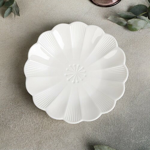 Тарелка фарфоровая пирожковая «Ромашка», d=18,5 см, цвет белый