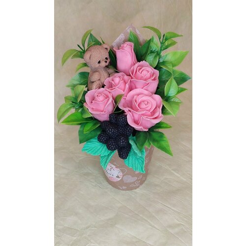 Букет из сувенирного мыла ручной работы "Мишка с розами и ежевикой" /подарок женщине, девушке / подарок на день рождения