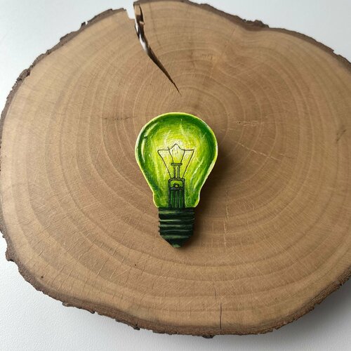 Значок Создашева Анна Брошь зеленая лампа ручной работы / Значок из деревянный лампочка, серый, зеленый