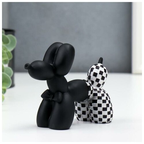 --- Сувенир полистоун "Чёрный воздушный шарик - собака, шахматка" 9х4,5х11 см