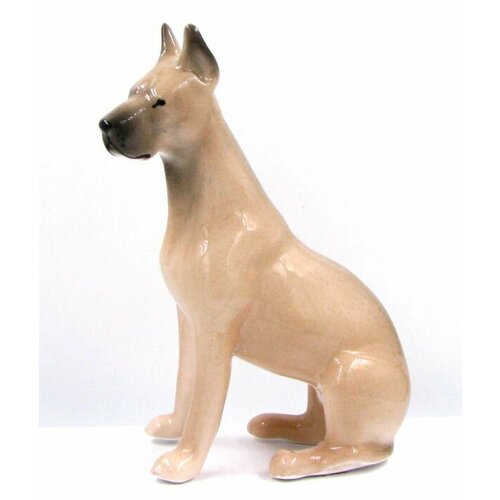 Дог сидит (палевый) Фарфоровая статуэтка собаки