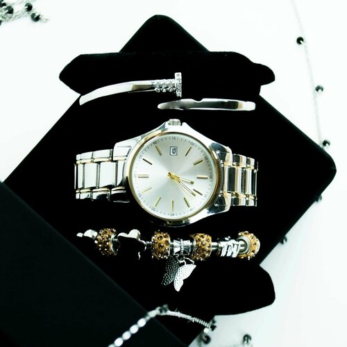 Наручные часы Подарочный набор женские с двумя браслетами, металлик - золото, золотой
