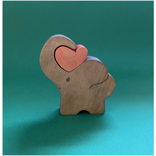 Статуэтка из дерева "Слоник с сердечком"