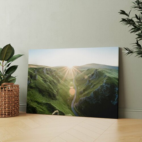 Картина на холсте "Солнце ярко светит над зеленой горой" 20x30 см. Интерьерная, на стену.