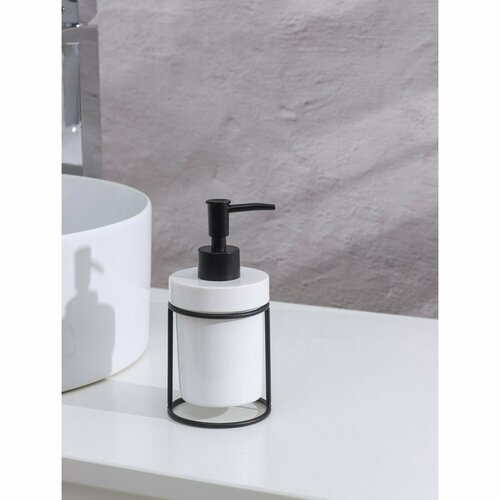 Дозатор для жидкого мыла на подставке «Геометрика», 250 мл, 16×7,8 см, цвет чёрно-белый
