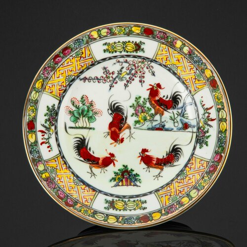 Декоративная тарелка, украшенная изображением 4 петухов