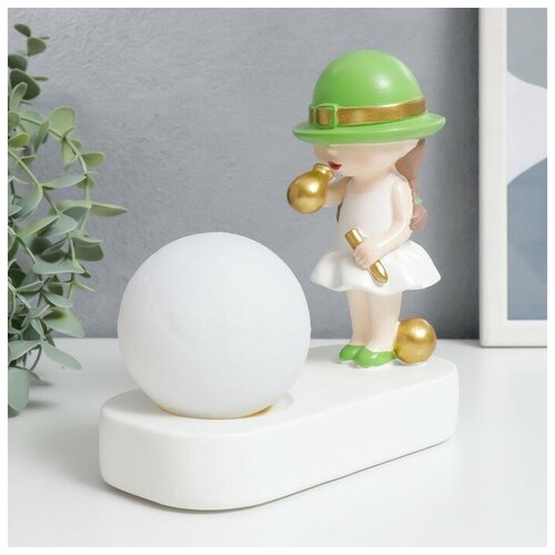 Сувенир полистоун свет "Малышка в зелёной шляпке с золотым пузырём у шара" 16 5х8х16 см