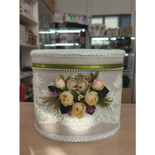 Круглая коробка для денежных подарков "Цветы" ручной работы с кружевным декором, брошью и прорезью для подарков молодоженам