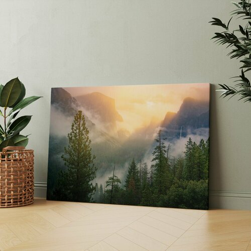 Картина на холсте "Солнце светит сквозь облака в горах" 80x100 см. Интерьерная, на стену.
